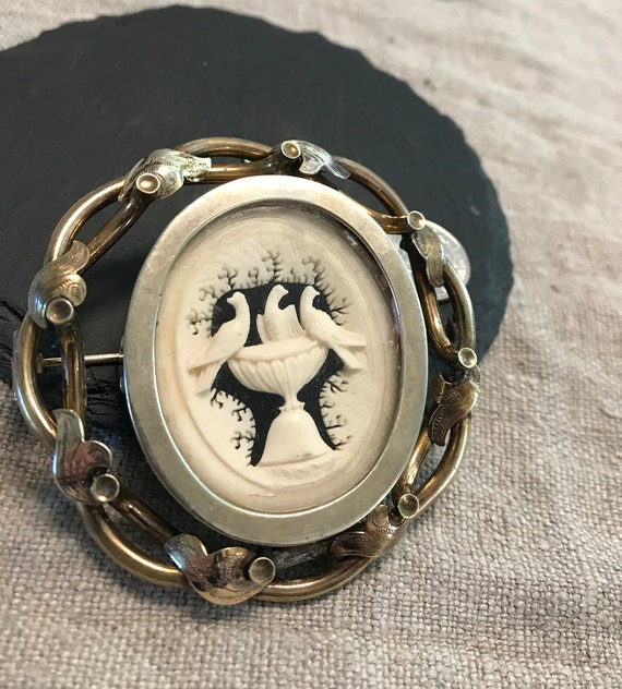 Brooch Victorian large exquisite carved doves of Plin… - Gem