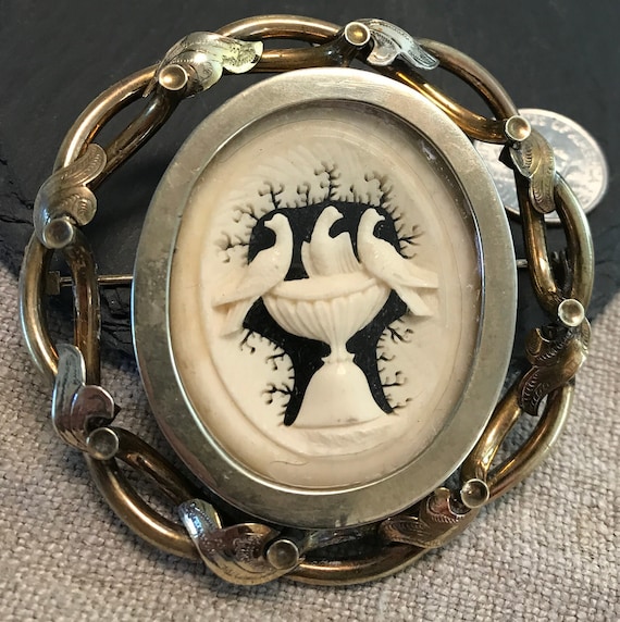 Brooch Victorian large exquisite carved doves of Plin… - Gem