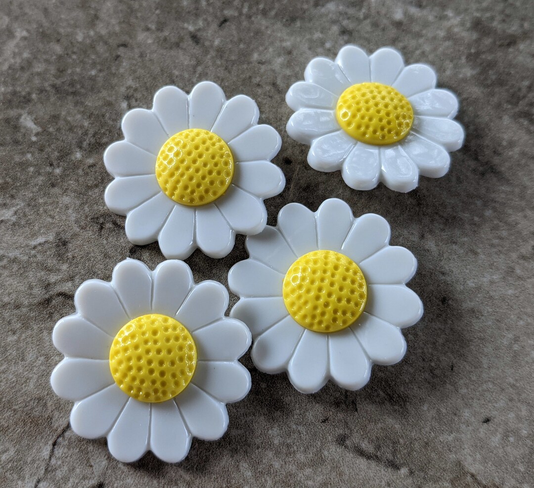 4 White Daisy Flower Large Shank Round Buttons Size 1 3/16 Crafting ...