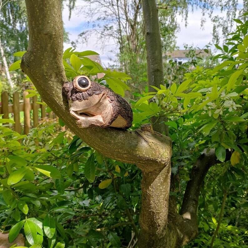 Frog Tree Peeker, Adorable Tree Sculpture, Yard Decor, Garden Peeker ...