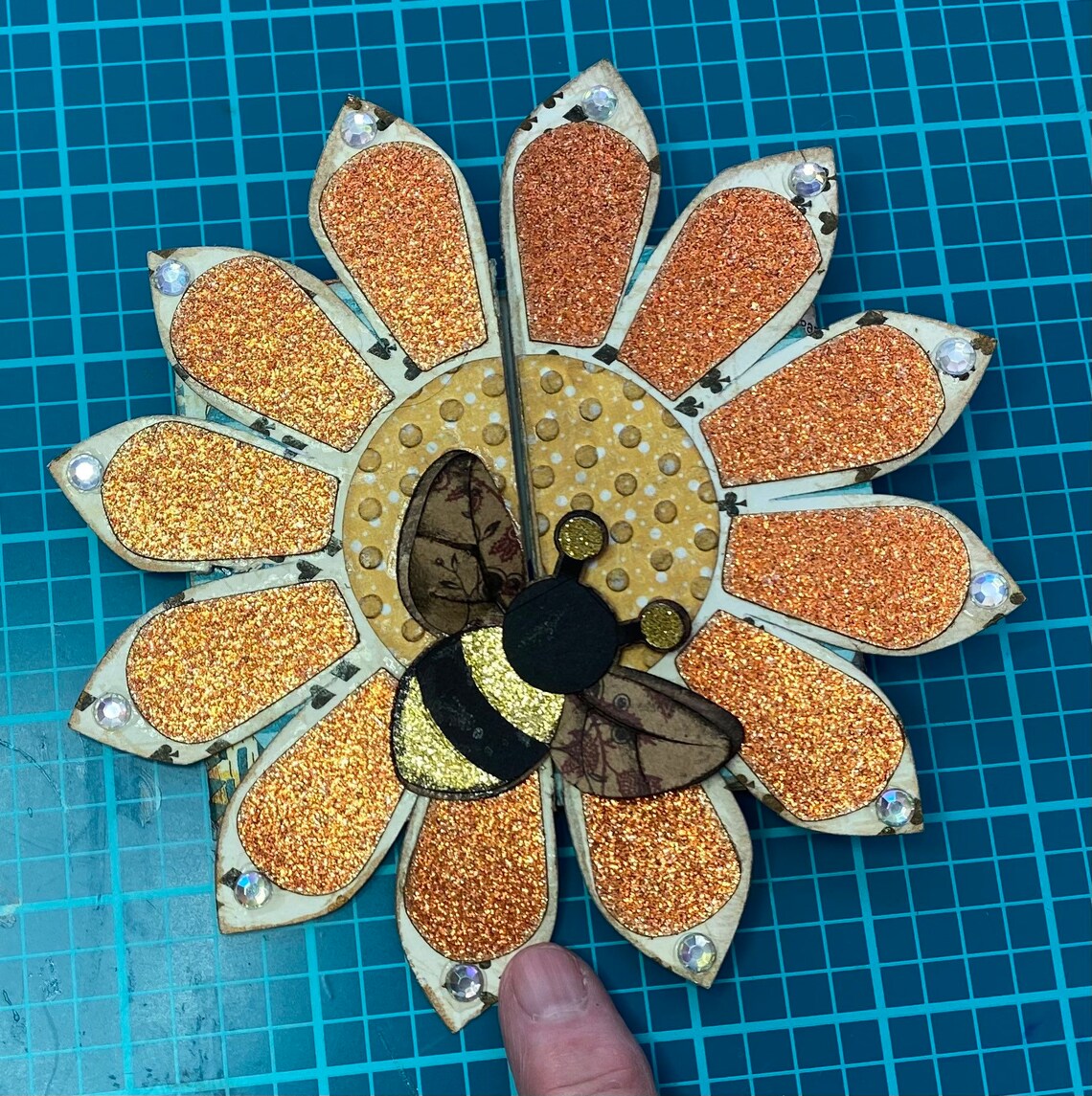 Daisy Bee Card and Envelope SVG & DS Cutting File Kit - Etsy