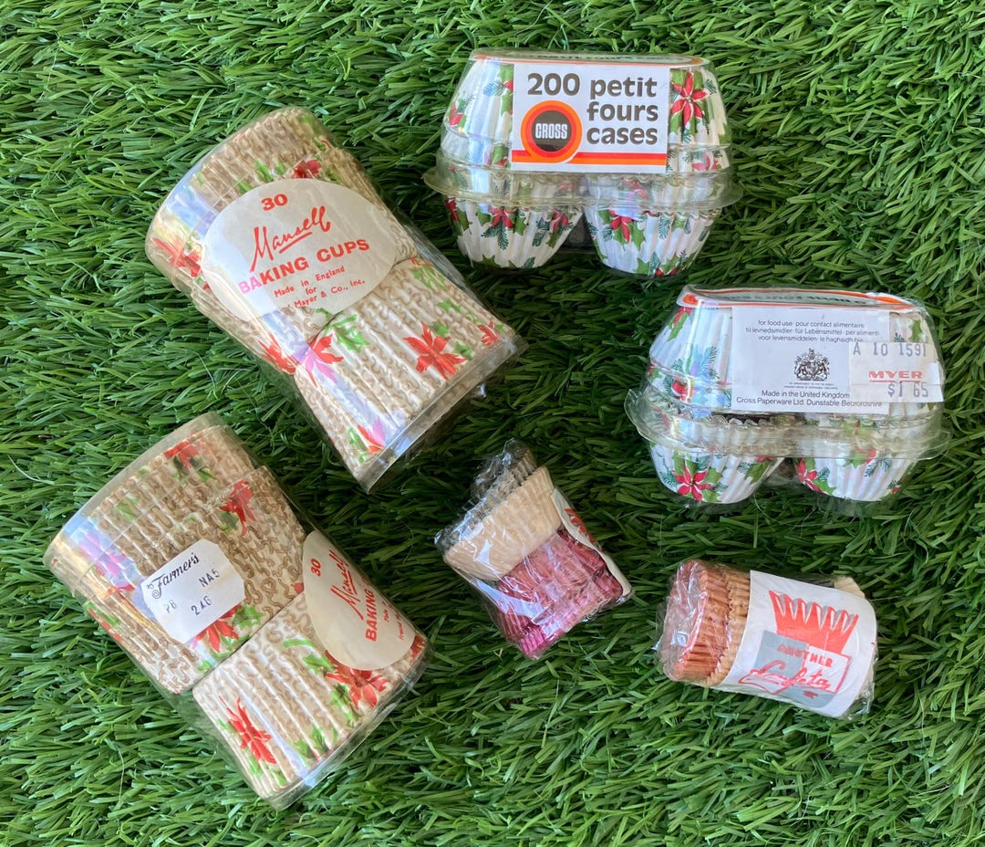 The merry Kitschmas Authentic Vintage Paper Patty Cake Cases Metallic ...