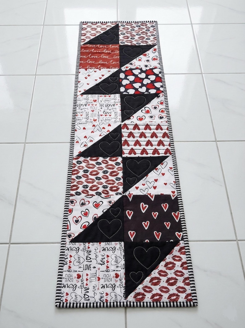 Super Simple Seasonal Fabric Valentine Quilt Table Runner|quick and ...