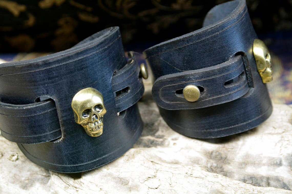 Blaakwydds Pirate Cuff - Etsy