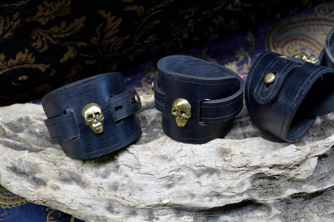 Blaakwydds Pirate Cuff - Etsy