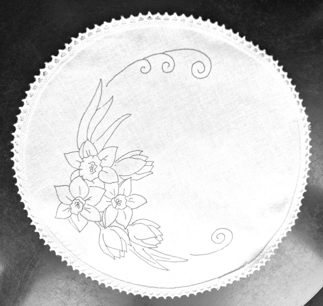 Ready to Embroider, Table Center, TULIP & DAFFODIL Circle Embroidery ...