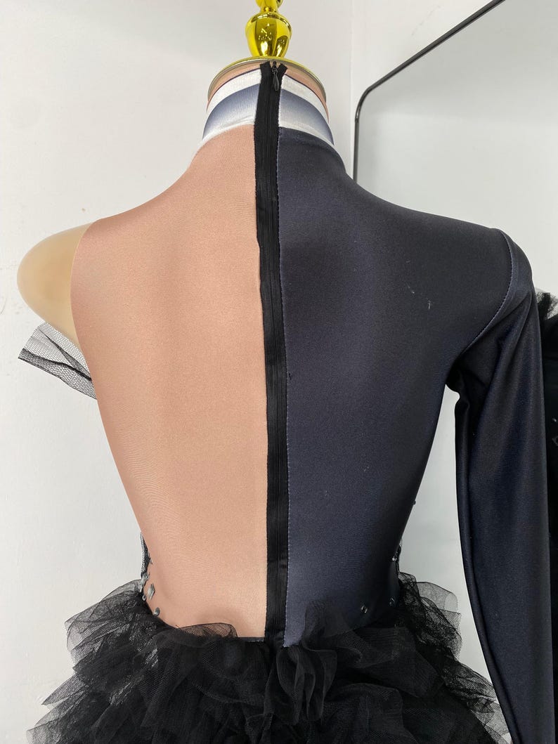 Glamouröses schwarzes Abendkleid mit Federn und Schlitz, Strasskorsett ...