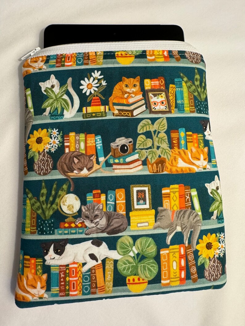 Kindle Paperwhite Books and Cats on Shelves//zippered Kindle Sleeve ...
