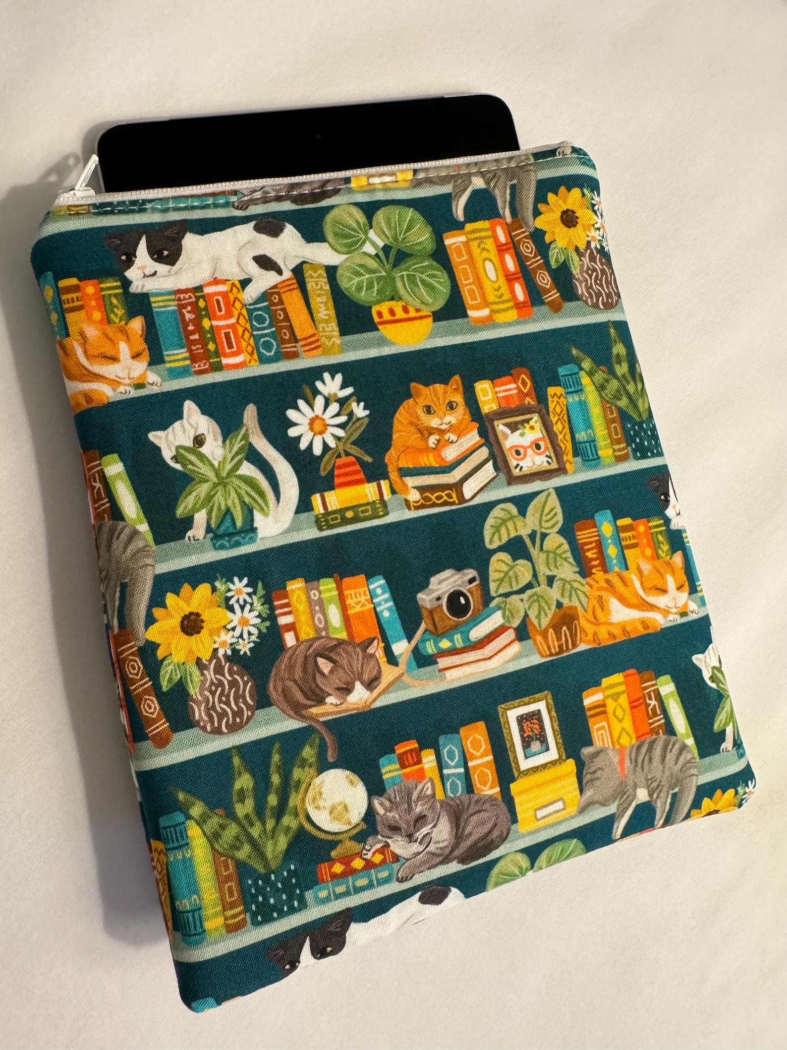 Kindle Paperwhite Books and Cats on Shelves//zippered Kindle Sleeve ...