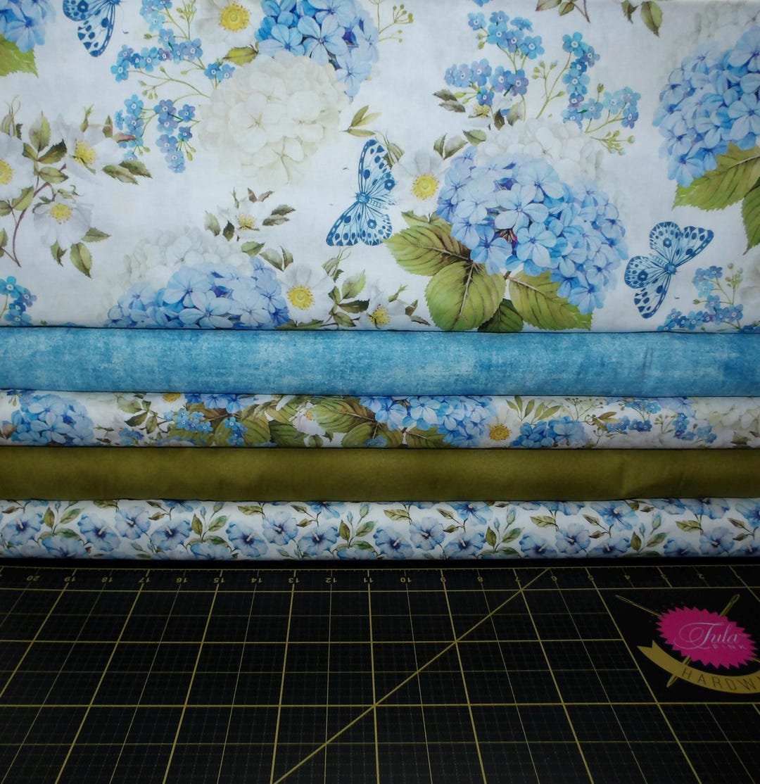 Periwinkle Spring Fat Quarter Bundle 5 Piece in the Beginning Hibiscus ...