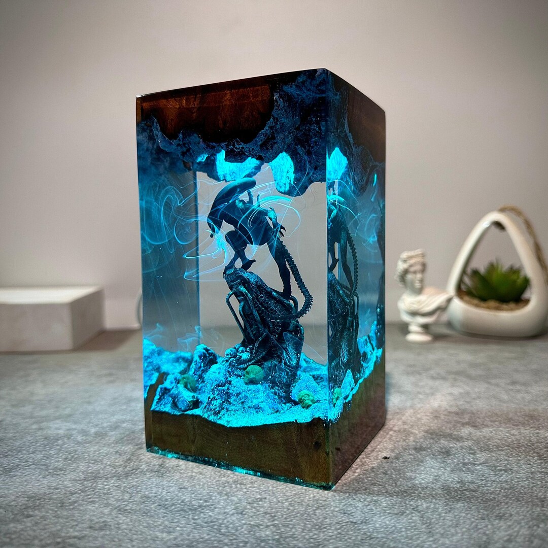 Alien Xenomorph Night Light, Resin Space Monster Diorama Lamp ...