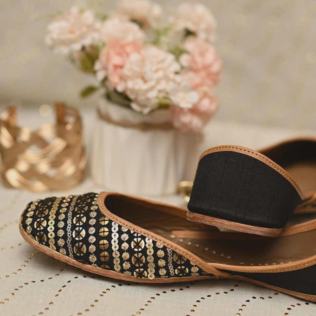 Black and Gold Leather Mojari for Women's | Bridal Jutties | Jaipuri ...