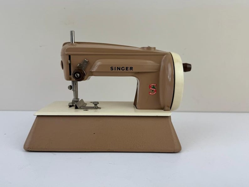 Vintage 1950s Singer Sewing Machine With Original Case – Brown & Cream ...