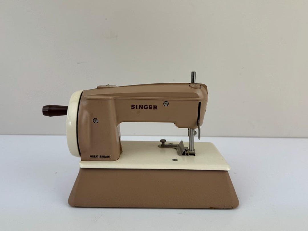 Vintage 1950s Singer Sewing Machine With Original Case – Brown & Cream ...