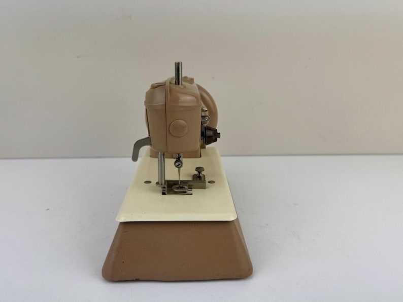 Vintage 1950s Singer Sewing Machine With Original Case – Brown & Cream ...
