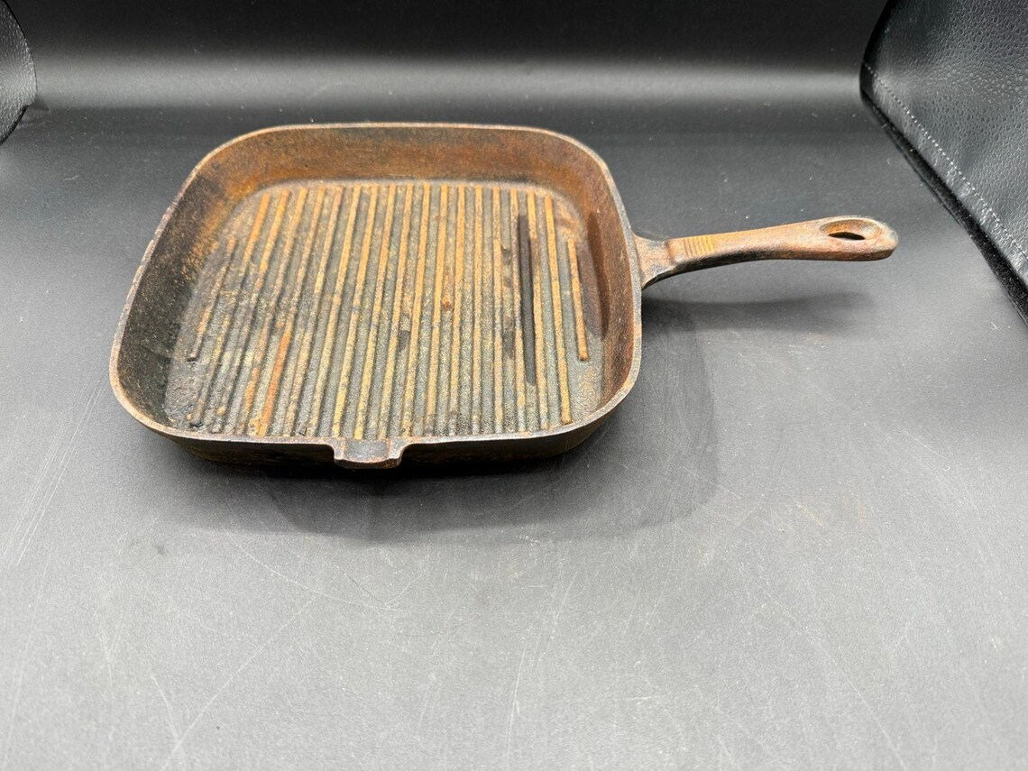 Vintage 9″ Cast Iron Ribbed Skillet/griddle - Etsy