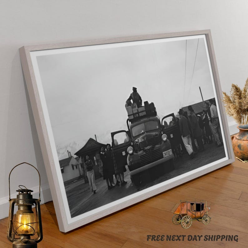 Vintage American Farewell Scene Wall Art, Retro Family Goodbye Ceremony ...