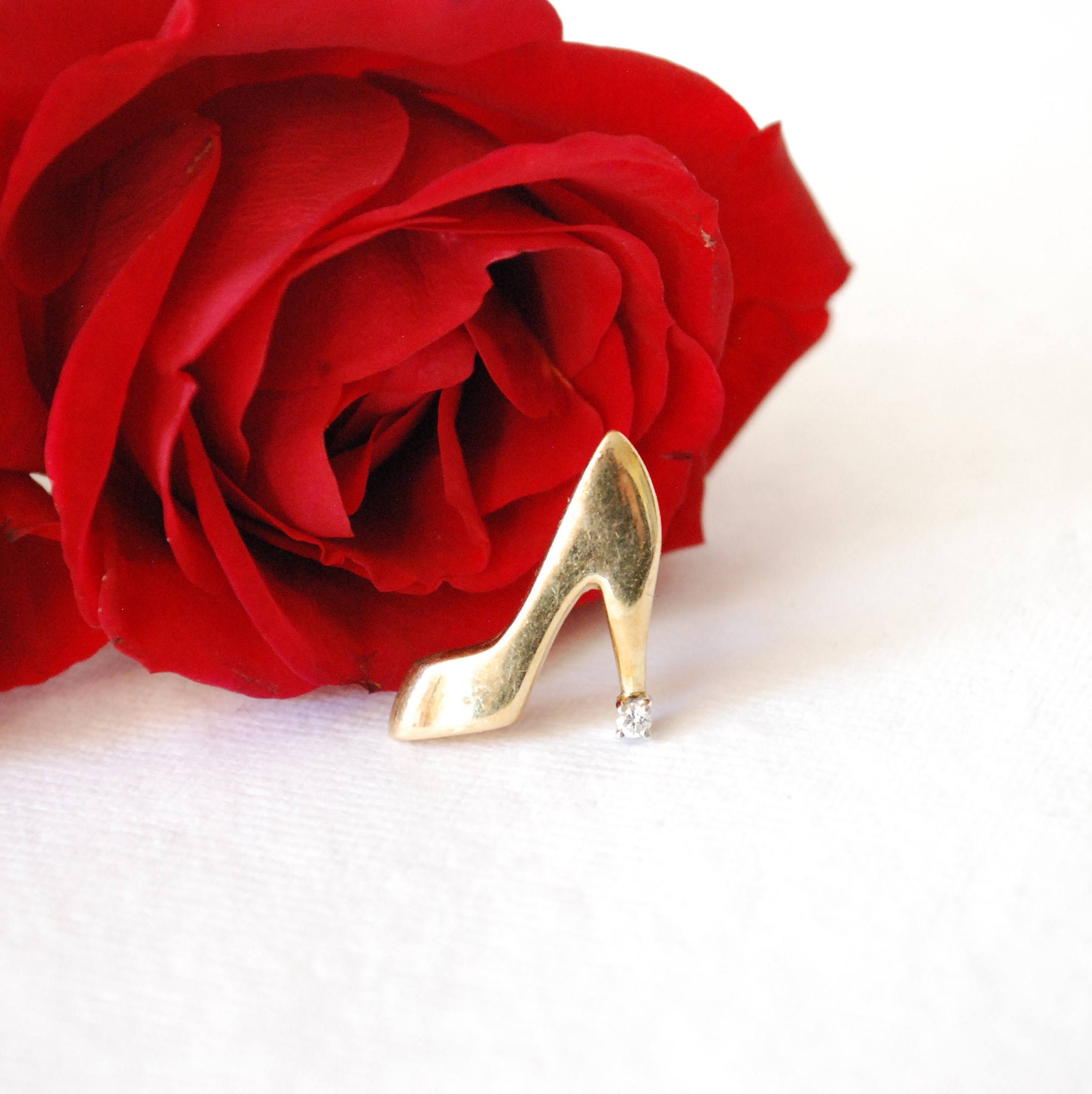 Vintage Bright 18K Yellow Gold High Heel Pin With Diamond Stud Lapel ...