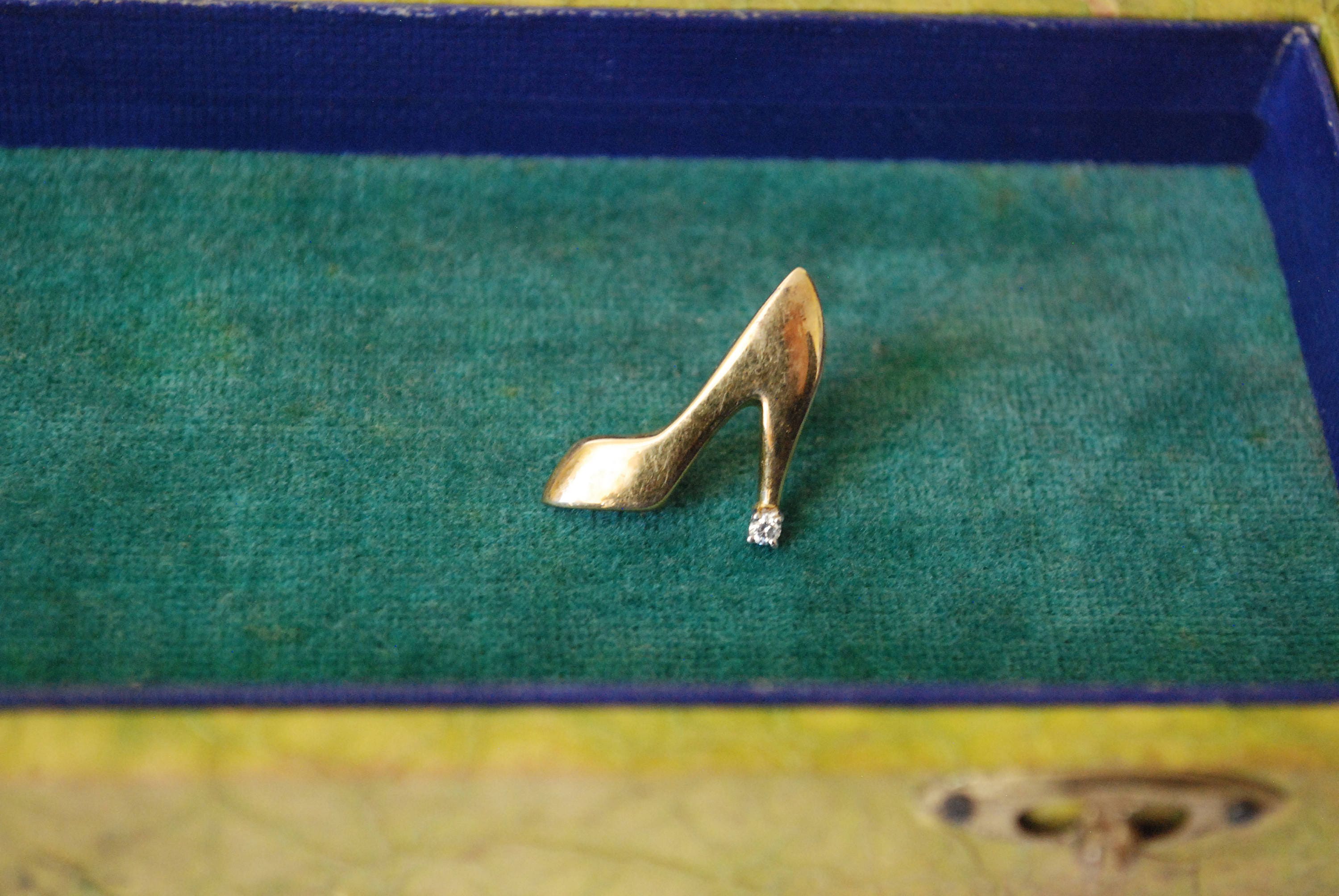 Vintage Bright 18K Yellow Gold High Heel Pin With Diamond Stud Lapel ...