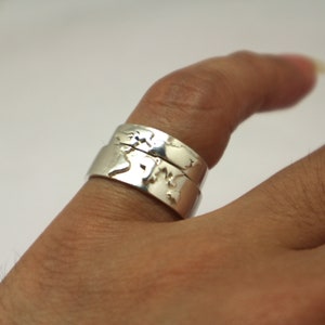 Silver World Map Couple Ring Set - His and Her Matching Promise Ring ...