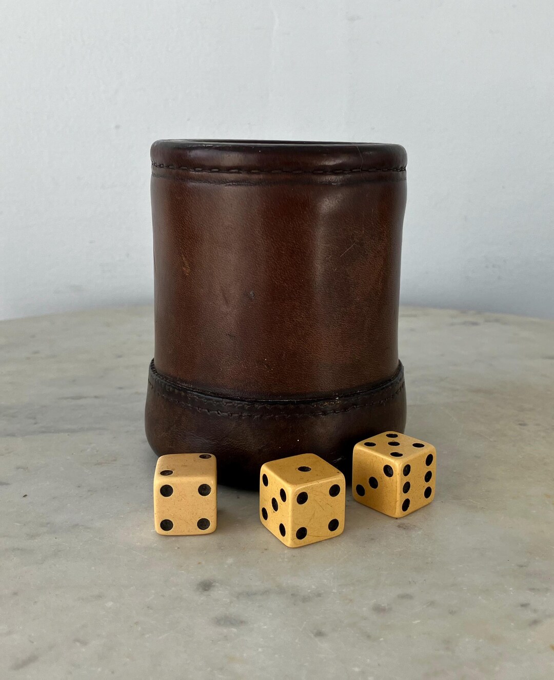 LIAR'S DICE CUP Shaker 3 Butterscotch Bakelite Dice Narrow Grip Brown ...