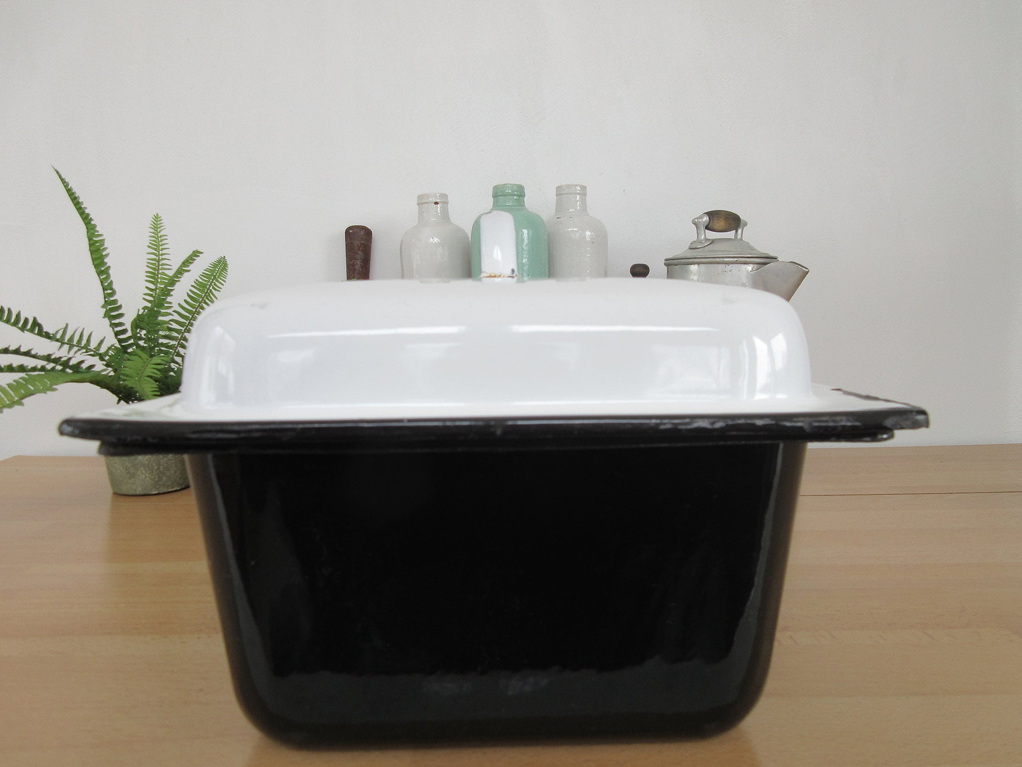 Vintage Enamel Roasting Pan With Lid, White and Black Enamelware ...