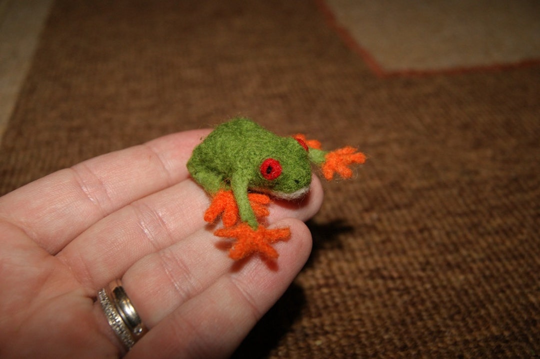 Miniature Felted Frog – Handmade Wool Frog Figurine – Tiny Needle Felt ...