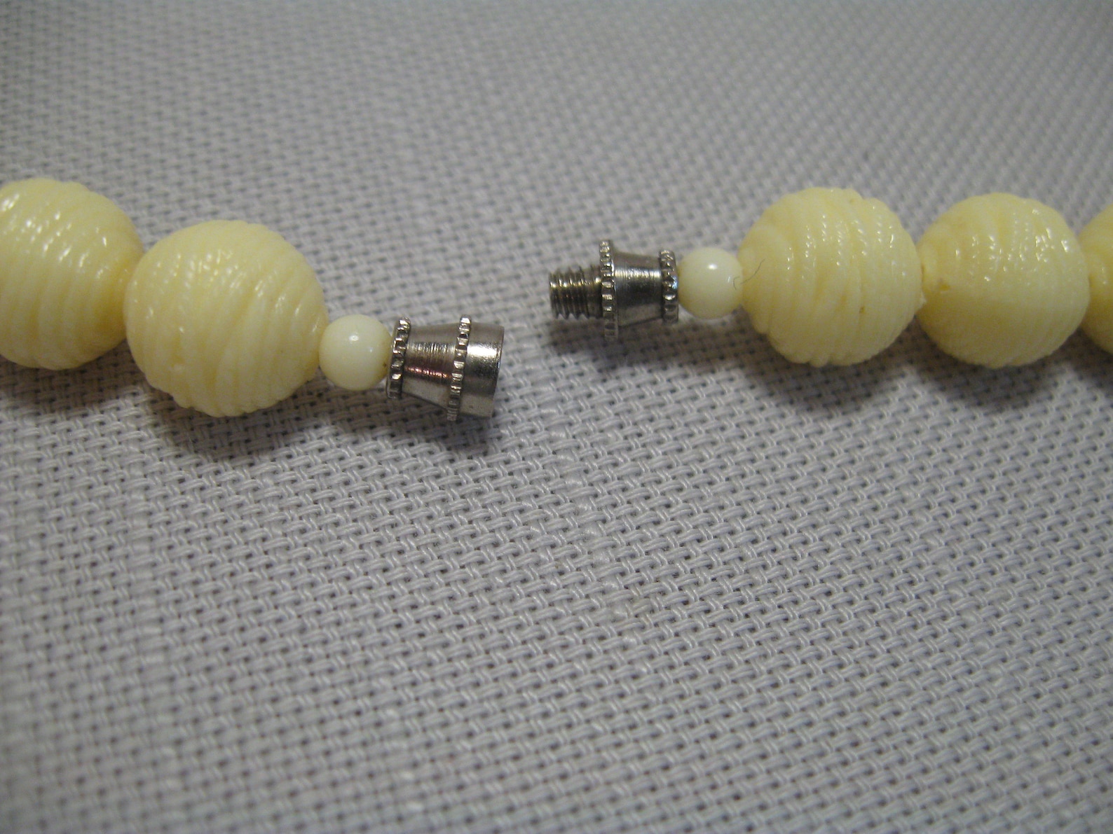 Necklace Cream Ivory Tone Texture Swirled Acrylic Plastic Resin Beads ...