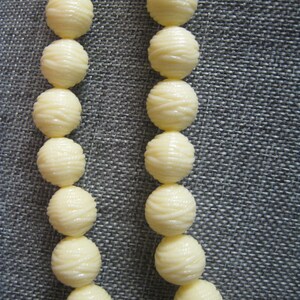 Necklace Cream Ivory Tone Texture Swirled Acrylic Plastic Resin Beads ...