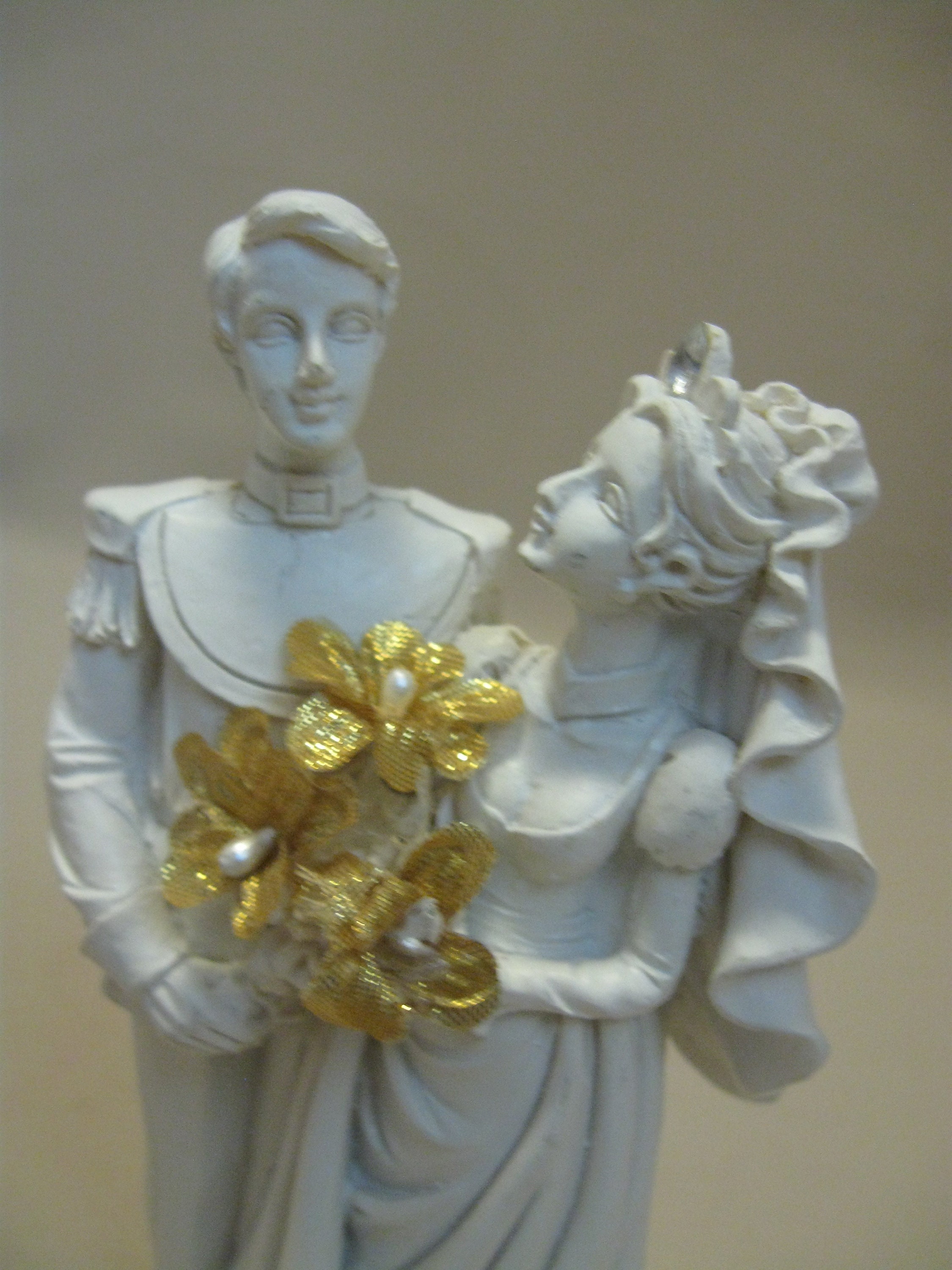 Figurine Bride and Groom All White Poly Resin Bride Holding Gold Tone ...