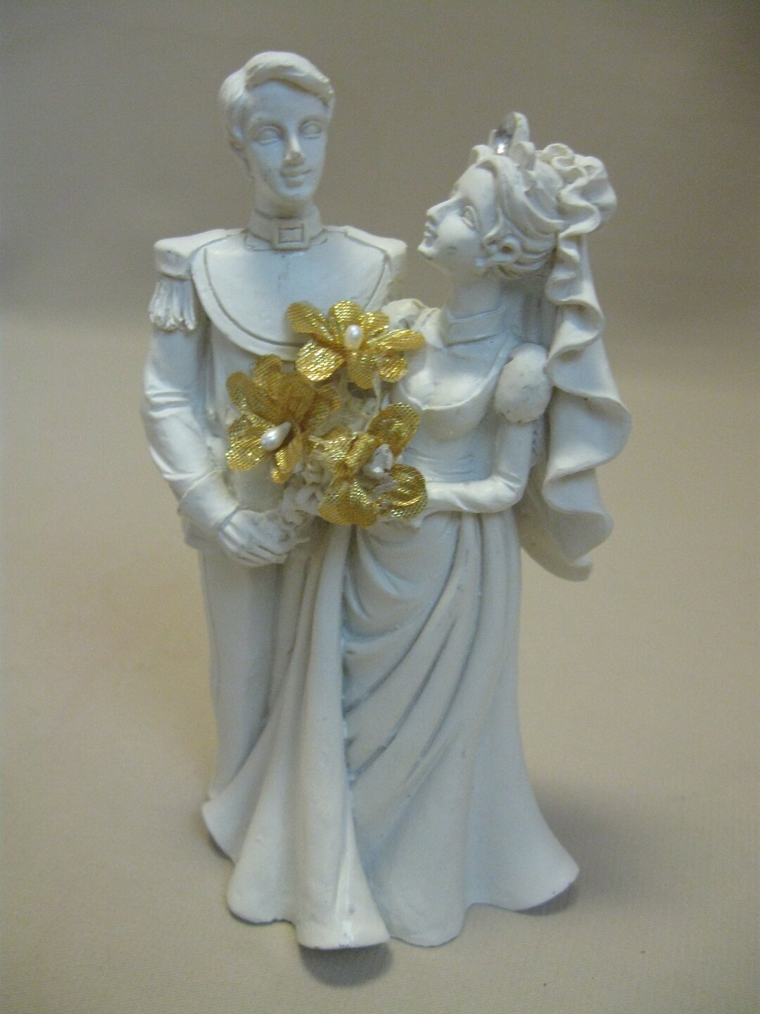 Figurine Bride and Groom All White Poly Resin Bride Holding Gold Tone ...