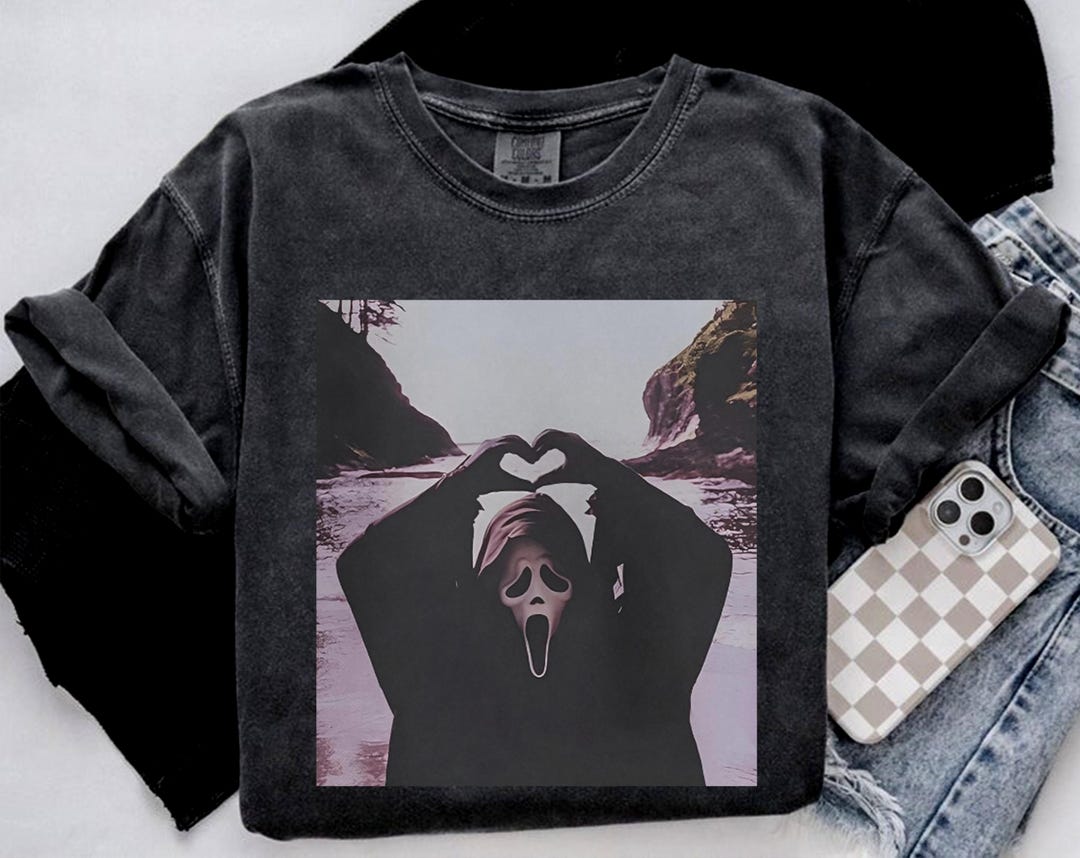 Vintage Screaming Ghostface Heart Hands Comfort T-shirt, Halloween ...