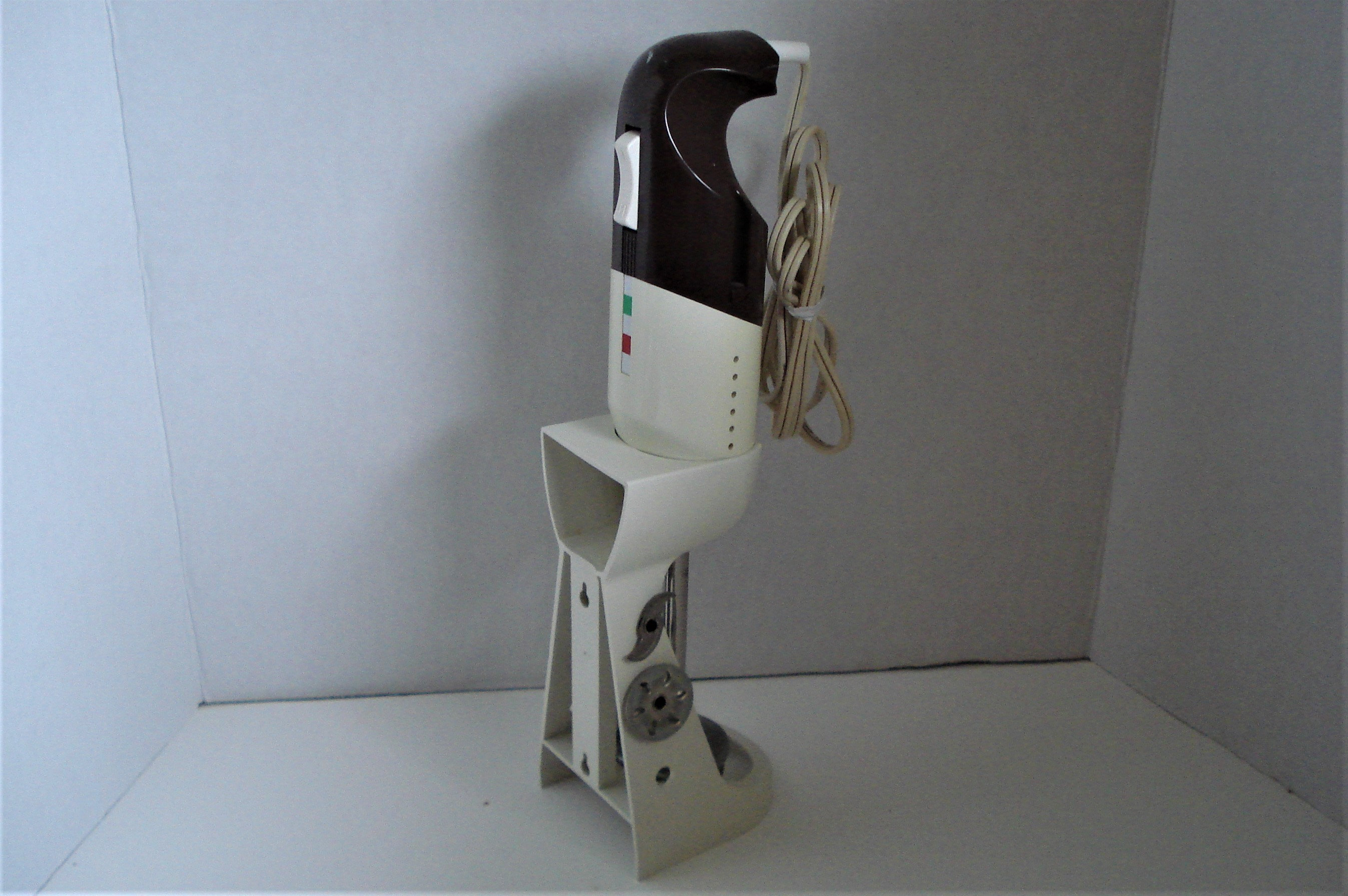 Magic Wand Immersion Hand Held Blender With 4 Attachments and Wall ...