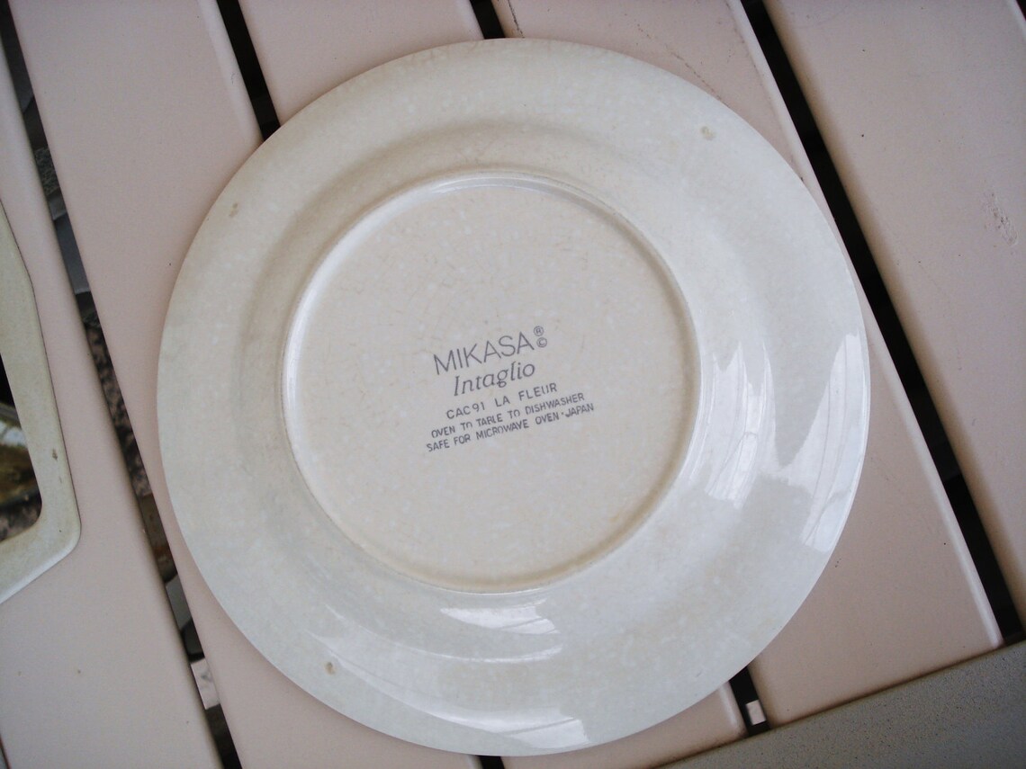 Mikasa INTAGLIO La FLEUR Pattern CAC91 3 Salad Desert Lunch Plates ...