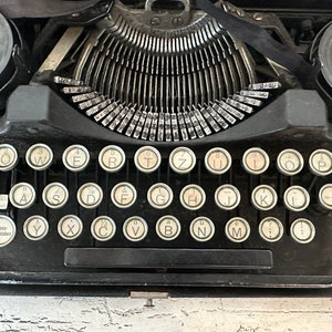 Vintage Underwood Portable Typewriter Non-working Fantastic Display ...