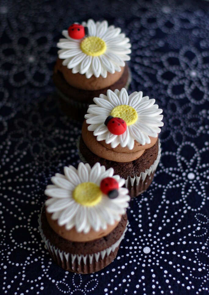 Fondant Daisy With Ladybug Flower Cupcake, Cookie or Mini-cake Toppers ...
