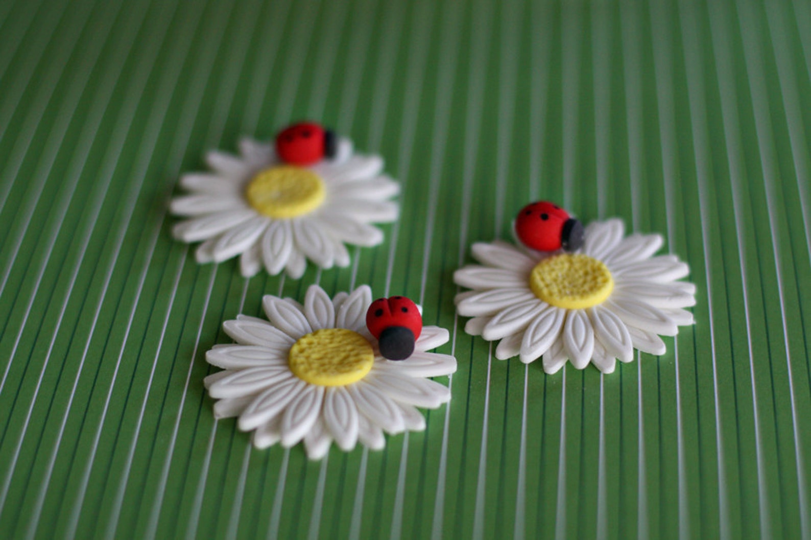 Fondant Daisy With Ladybug Flower Cupcake, Cookie or Mini-cake Toppers ...