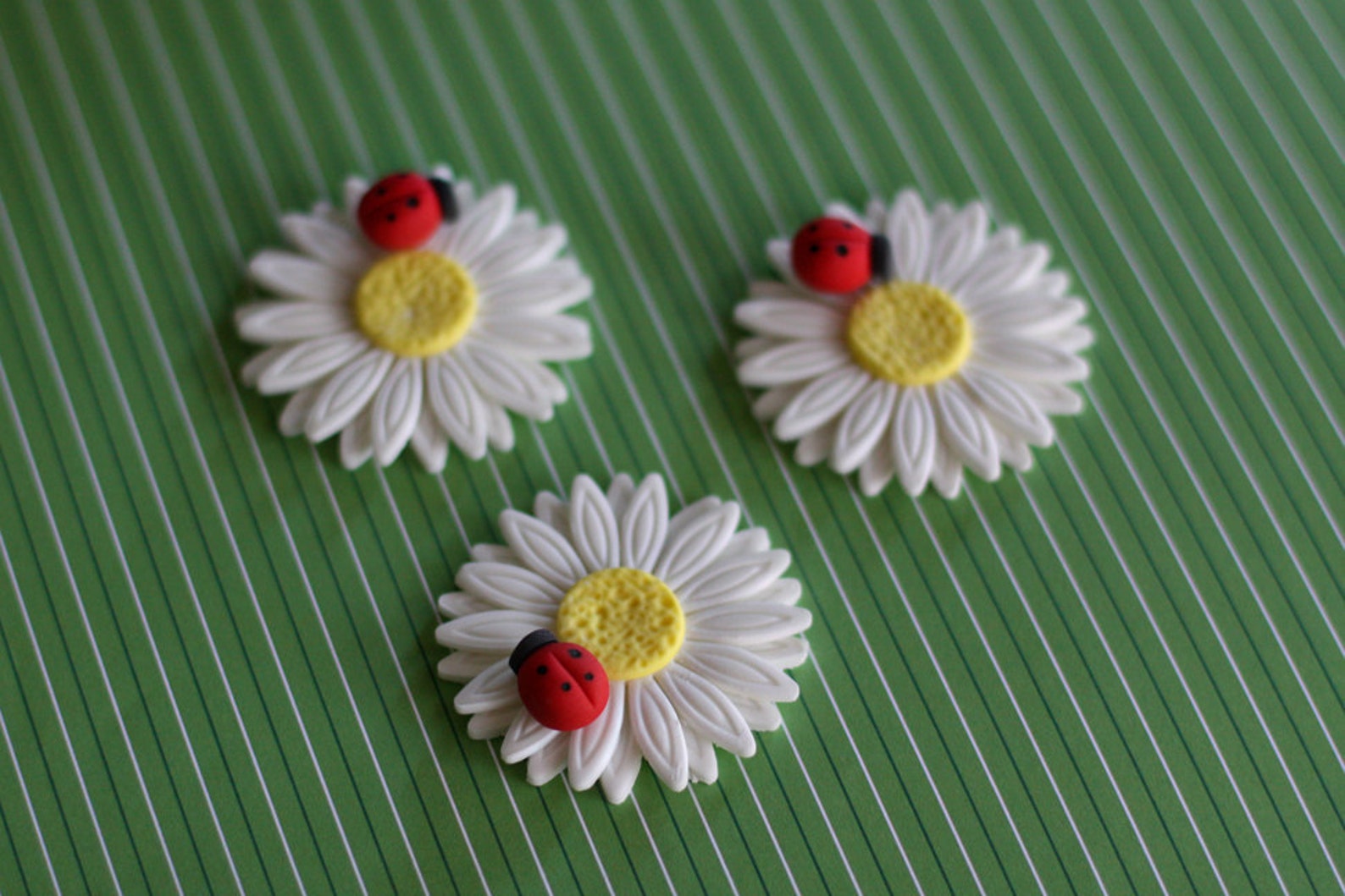 Fondant Daisy With Ladybug Flower Cupcake Cookie or Mini-cake - Etsy