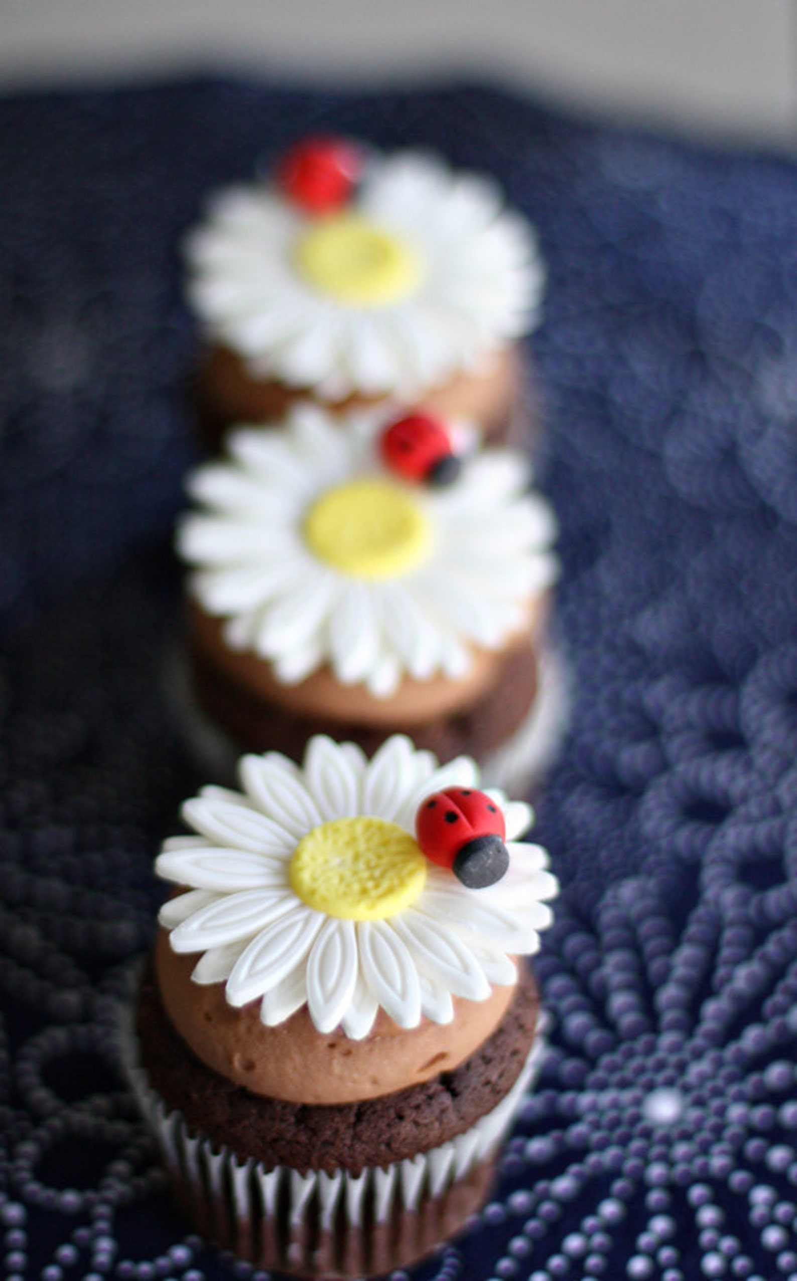 Fondant Daisy With Ladybug Flower Cupcake, Cookie or Mini-cake Toppers ...