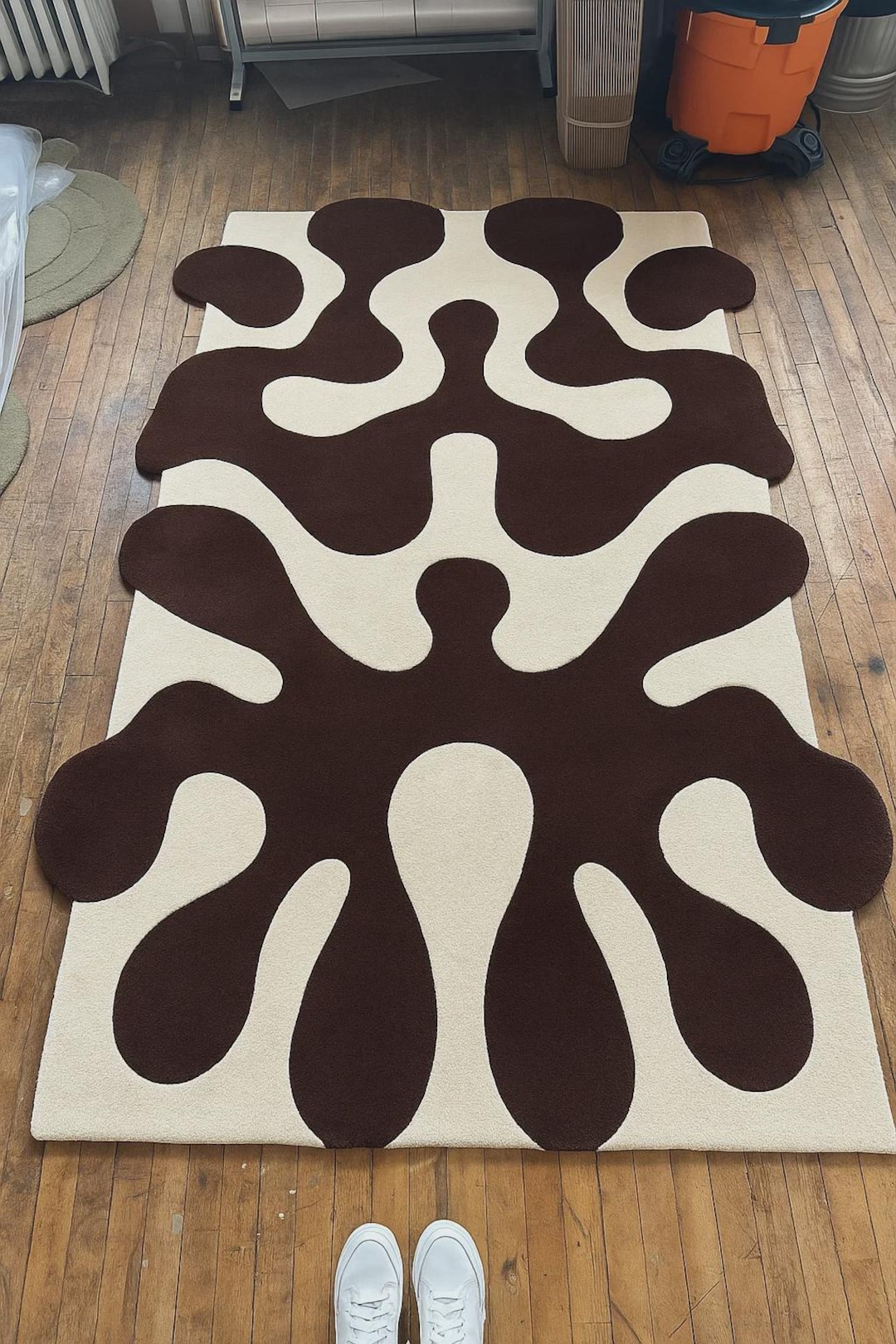 Hand-tufted Modern Organic Blob Rug – Bold Abstract Art Carpet in Black ...