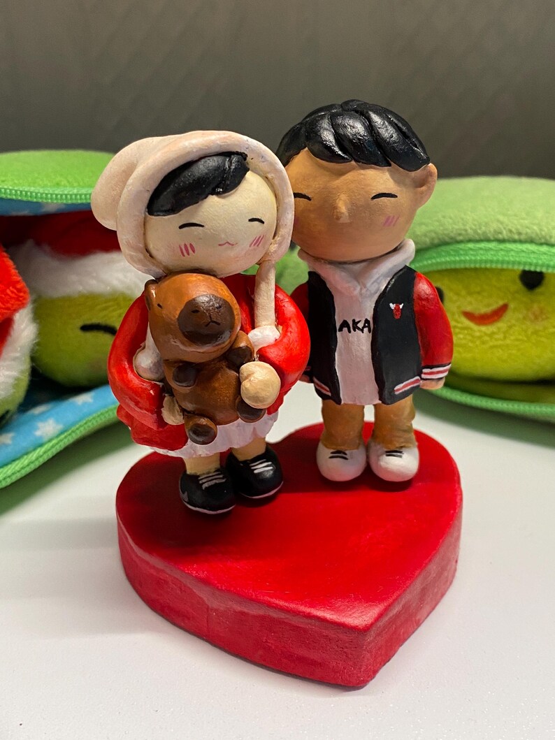 Custom Couple Clay Figurine on Heart Base – Personalized Cartoon-style ...