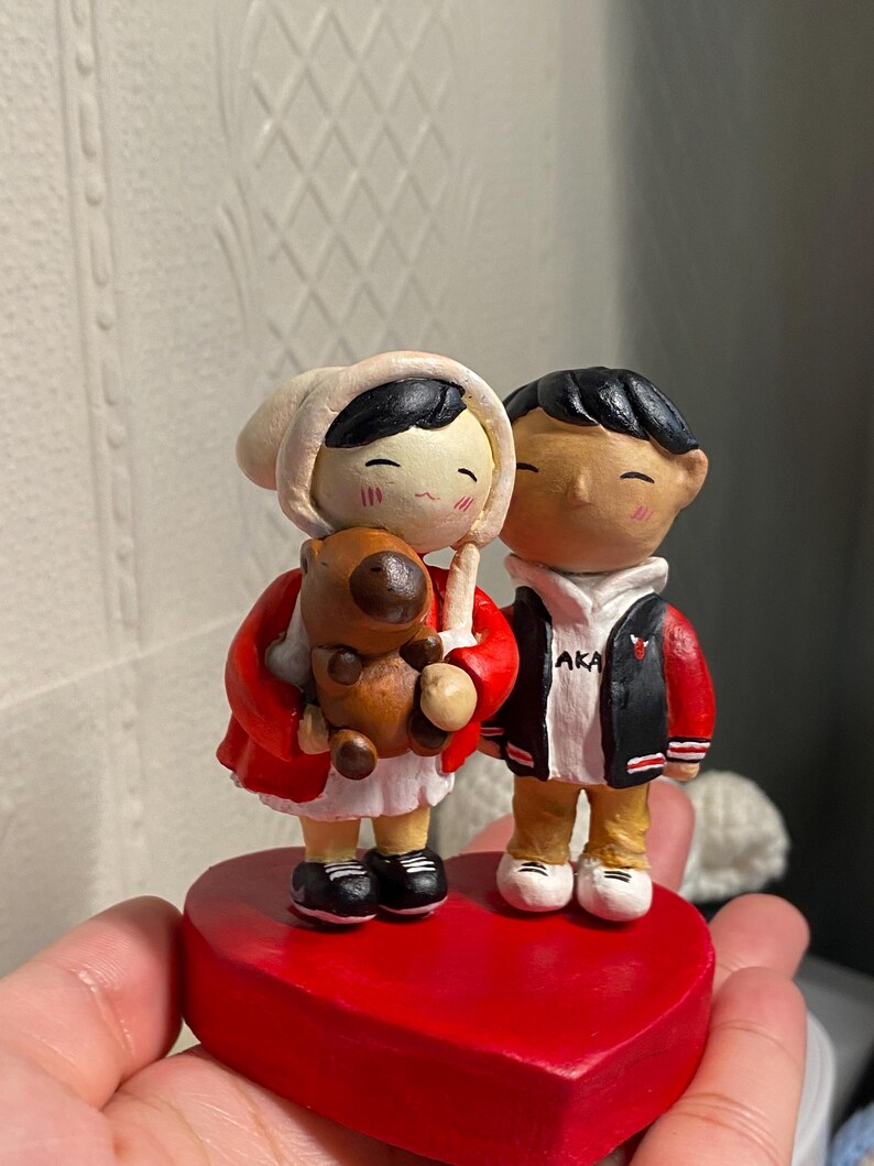 Custom Couple Clay Figurine on Heart Base – Personalized Cartoon-style ...