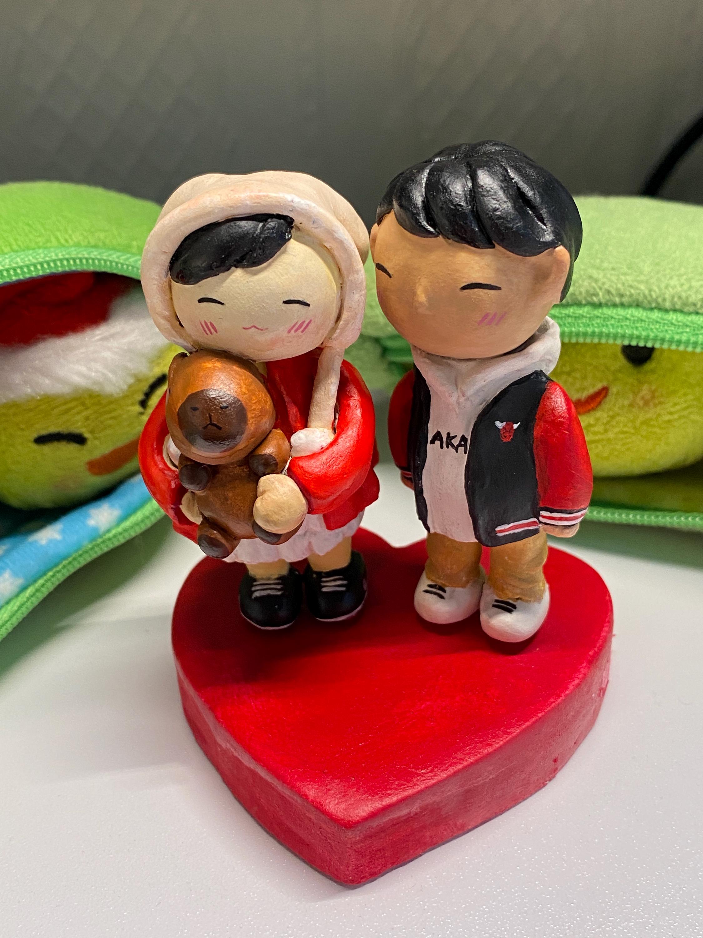 Custom Couple Clay Figurine on Heart Base – Personalized Cartoon-style ...
