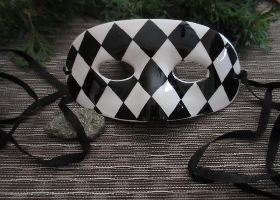 Vintage Parrot Pearls 1978 Vandor Imports Harlequin B… - Gem