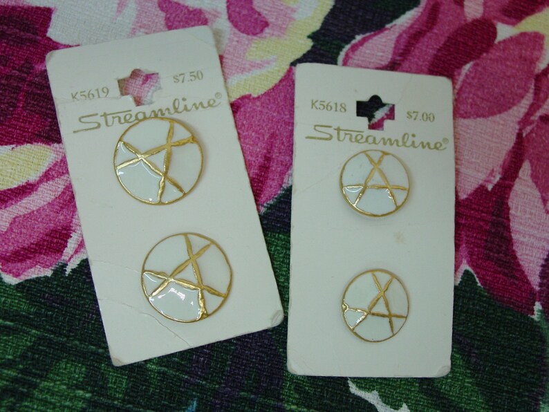 4 Nice Vintage Glass Buttons on Streamline Cards 2 Sizes White With ...