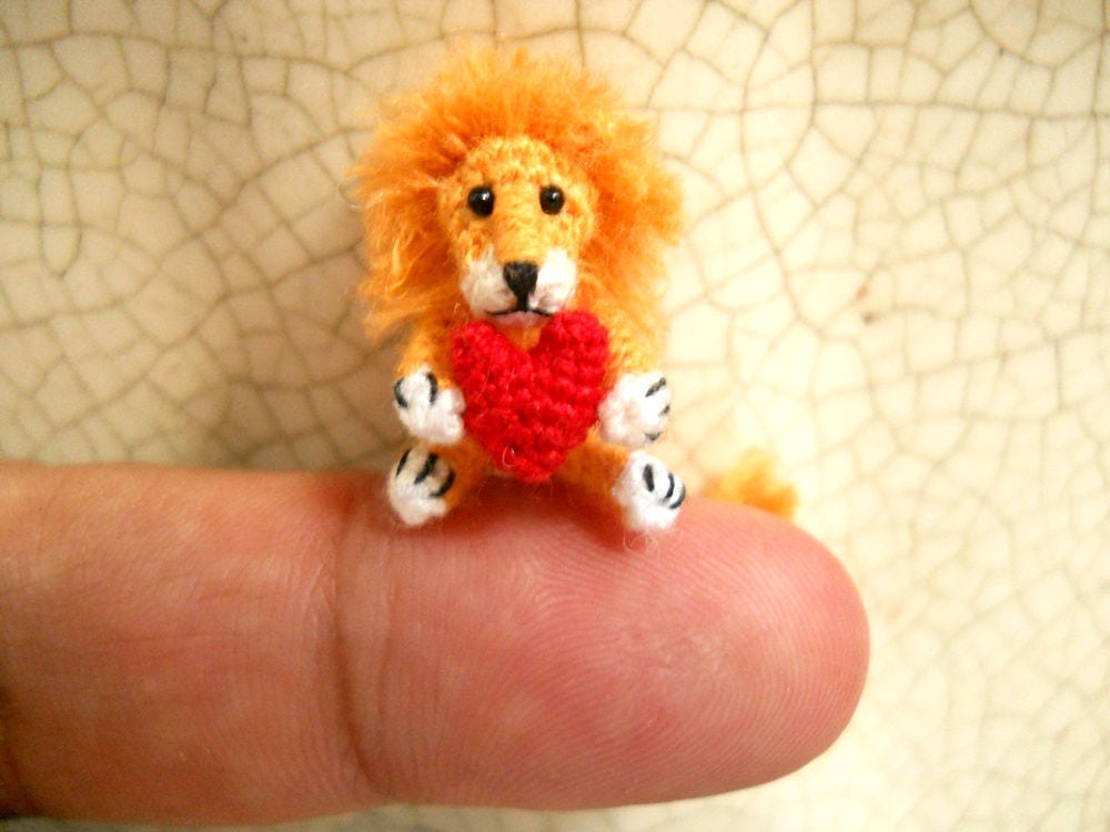 0.8 inch Lion Holding Heart Micro Crochet Miniature Animal | Etsy