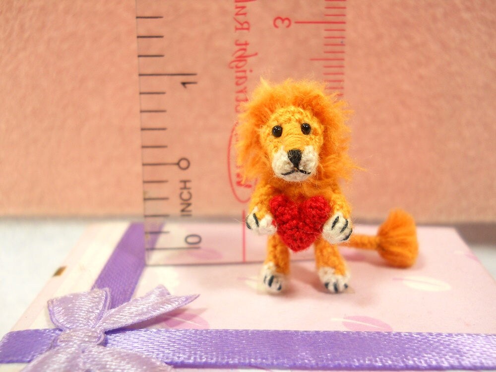 0.8 Inch Lion Holding Heart - Micro Crochet Miniature Animal - Made to ...