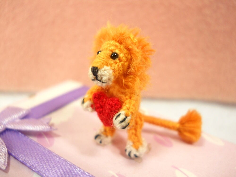 0.8 Inch Lion Holding Heart - Micro Crochet Miniature Animal - Made to ...