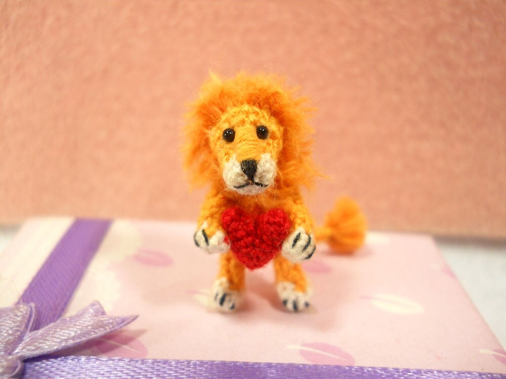 0.8 inch Lion Holding Heart Micro Crochet Miniature Animal | Etsy