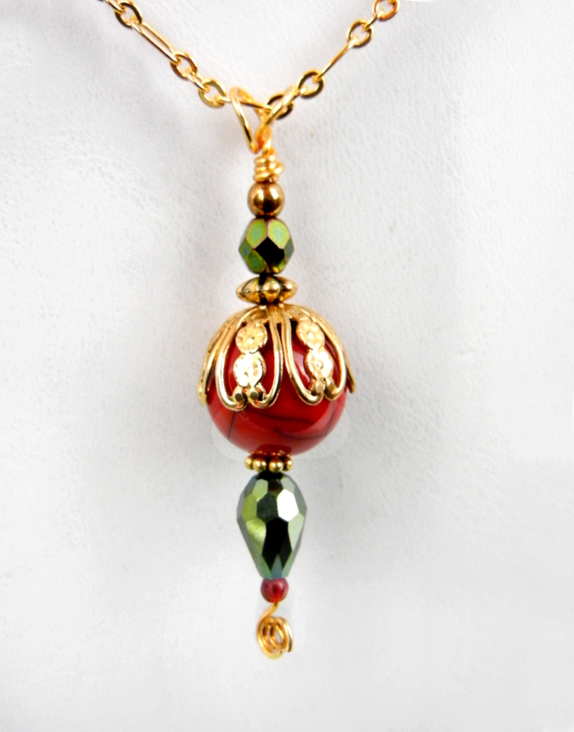 Red & gold pendant necklace with Czech glass gold chain and - Etsy.de